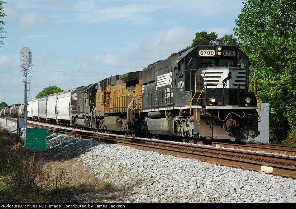 UP northbound/NS 6700
